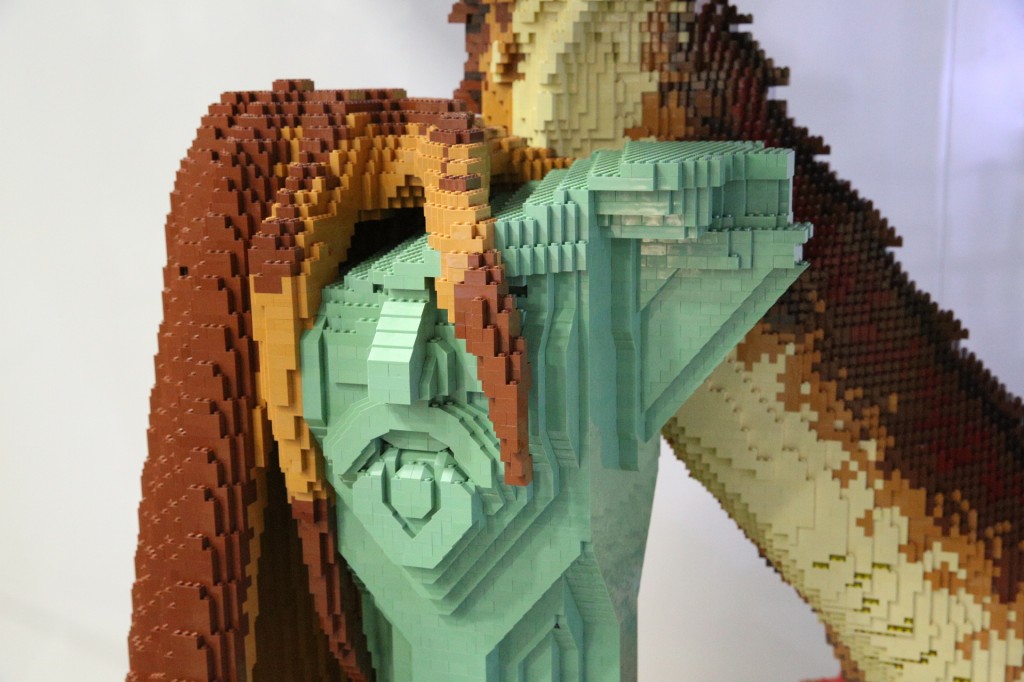 [SDCC] LEGO Smaug Statue Details - FBTB