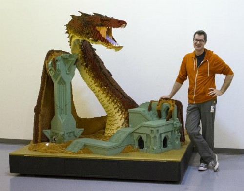 [SDCC] LEGO Smaug Statue Details - FBTB